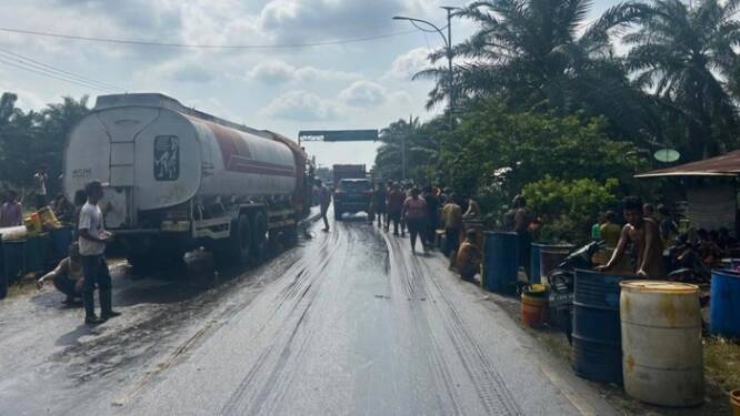 Truk Tangki Tabrakan, Warga Rebutan Tumpahan CPO - Seputar Sumut Truk Tangki Tabrakan, Warga Rebutan Tumpahan CPO - Seputar Sumut