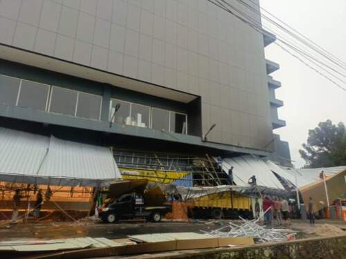 Heboh! Kanopi Suzuya Merdeka Mall Siantar Ambruk Timpa Mobil - SeputarSumut